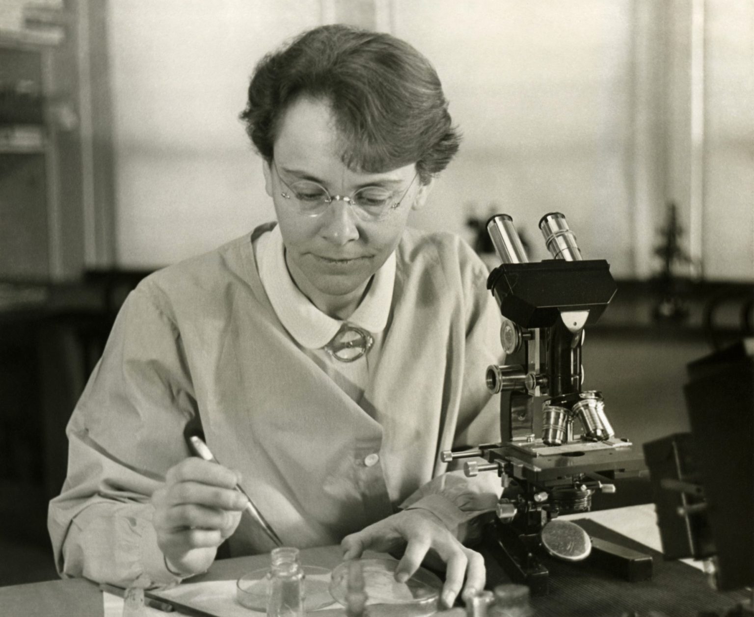 Top 20+ Famous Female Scientists That You Should Know 2025
