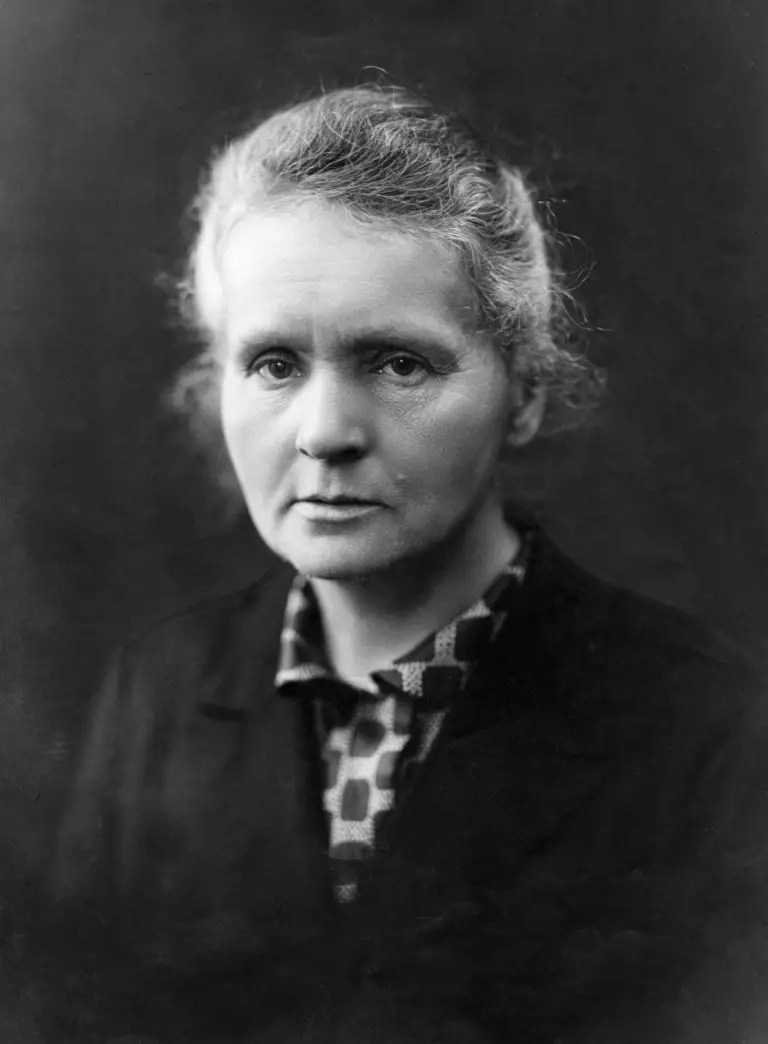 Top 20+ Famous Female Scientists That You Should Know 2025